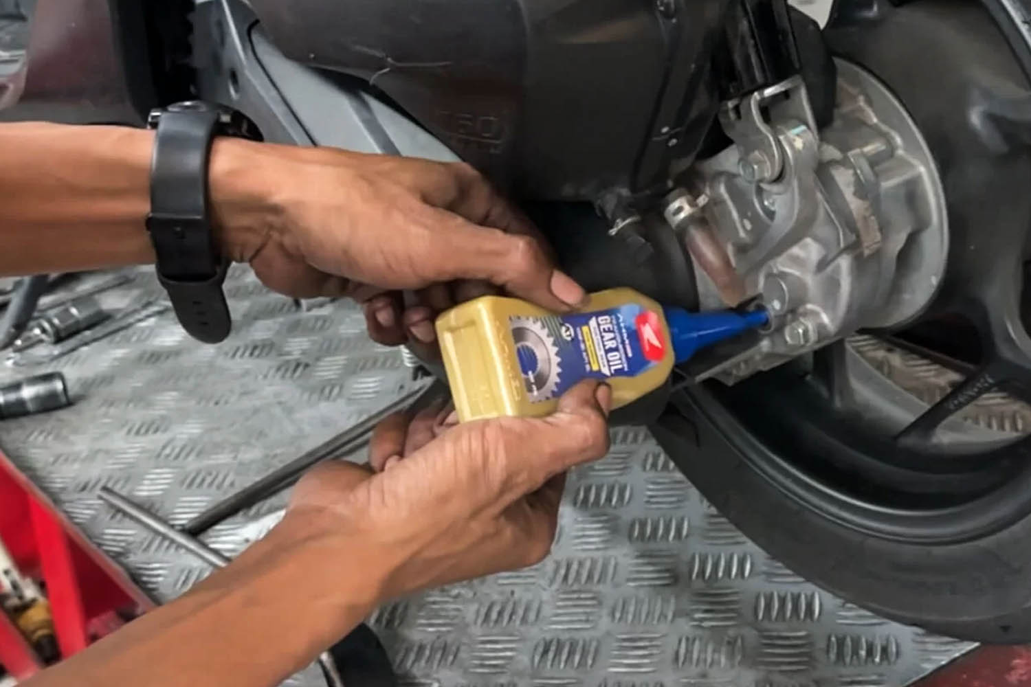 Motor Matic Berisik, Kenali 4 Gejala Akibat Oli Gardan Tidak Optimal ...