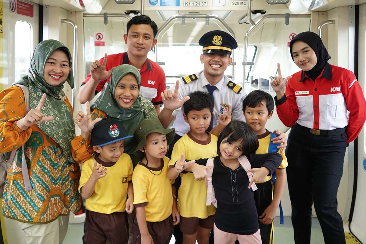 Edutrain LRT Jabodebek, Belajar Naik Kereta untuk Anak Sekolah